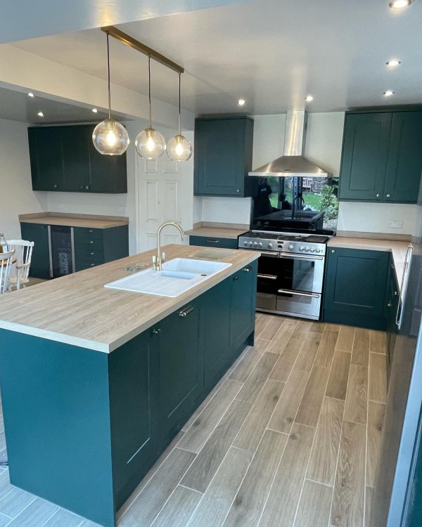 Chelford Fir Green Handleless Kitchen | Fitted Kitchens | Howdens