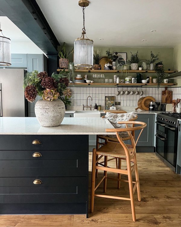 Chelford Navy Kitchen | Fitted Kitchens | Howdens