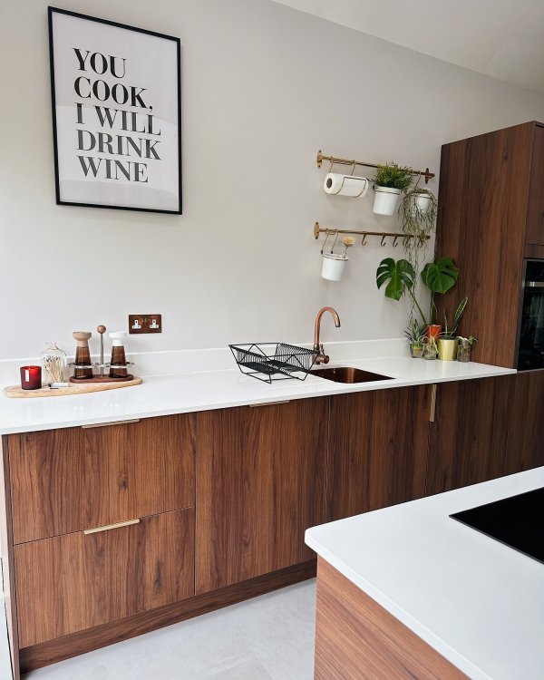 Hockley Textures Walnut Kitchen | Fitted Kitchens | Howdens