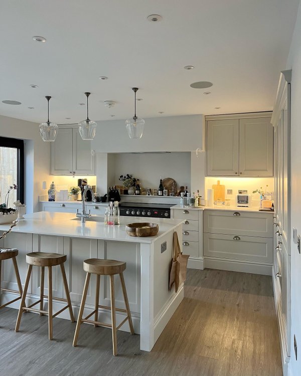 Elmbridge Porcelain In Frame Kitchen | Howdens