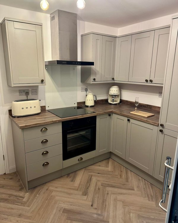 Witney Pebble Kitchen | Fitted Kitchens | Kitchens | Howdens