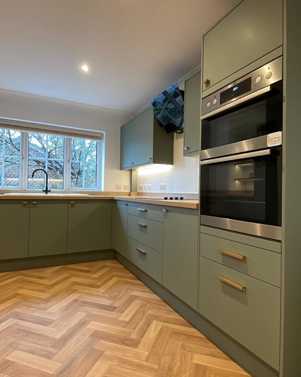 Hockley Super Matt Fir Green In Frame Kitchen | Howdens