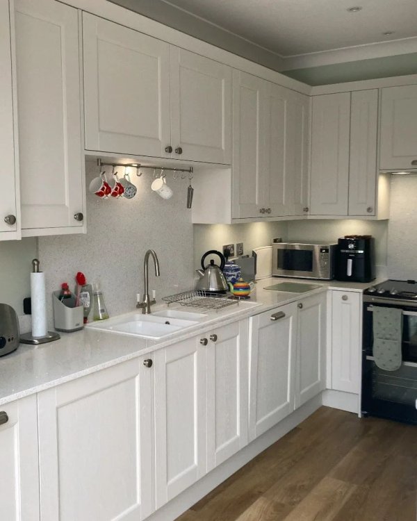Bridgemere Porcelain Kitchen | Fitted Kitchens | Howdens