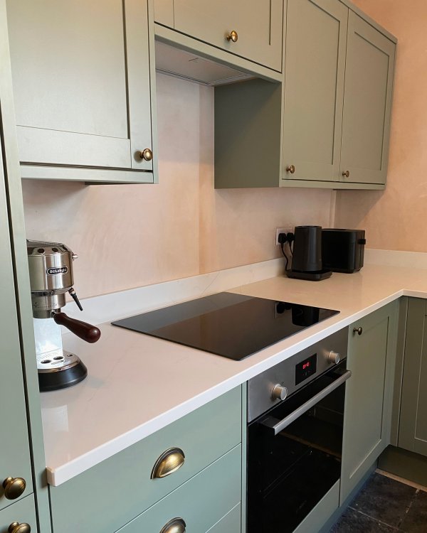 Witney Reed Green Kitchen | Fitted Kitchens | Kitchens | Howdens