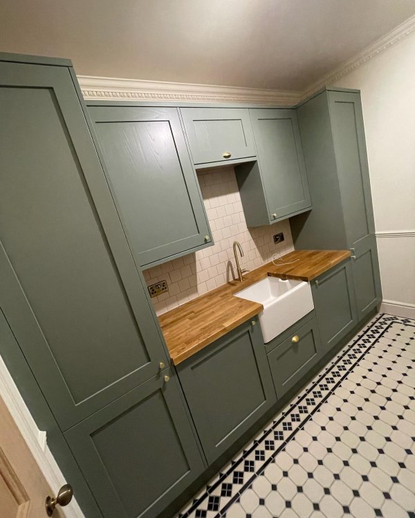 Chilcomb Reed Green Handleless Kitchen | Howdens