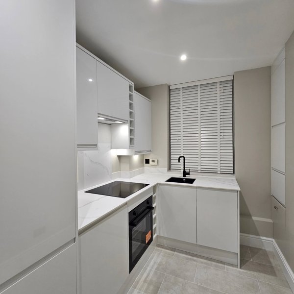 Clerkenwell Gloss White Kitchen | Fitted Kitchens | Howdens