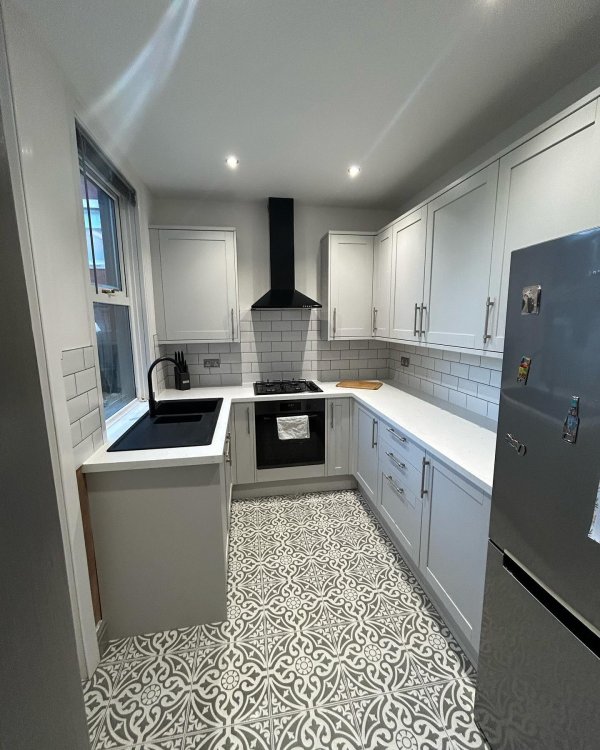 Witney Dove Grey Kitchen | Fitted Kitchens | Howdens