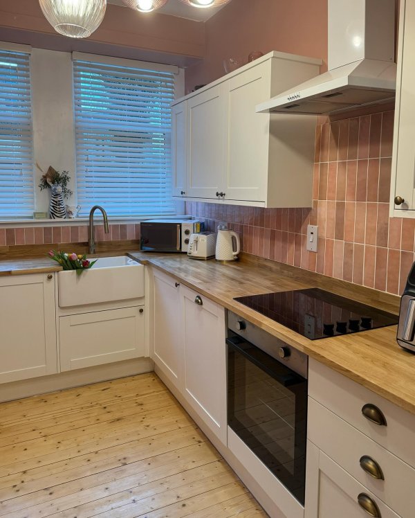 Witney White Kitchens | Fitted Kitchens | Howdens