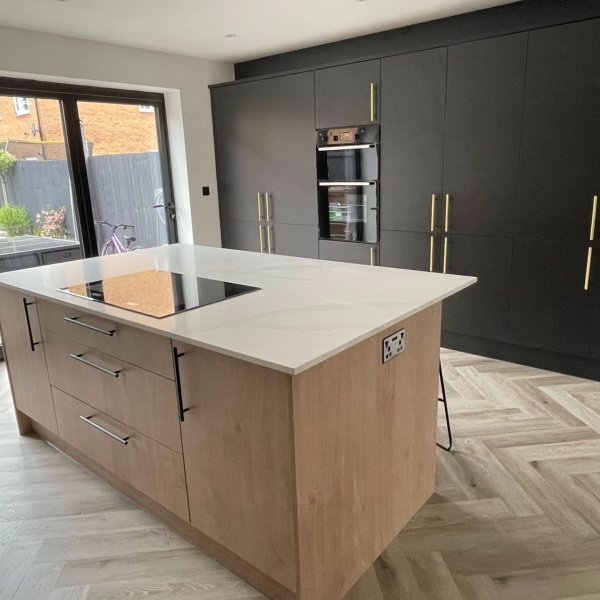 Hockley Textures Oak Kitchen | Fitted Kitchens | Howdens